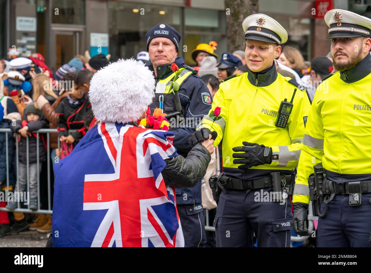 Rose Monday procession in Düsseldorf, police officers on duty at the ...