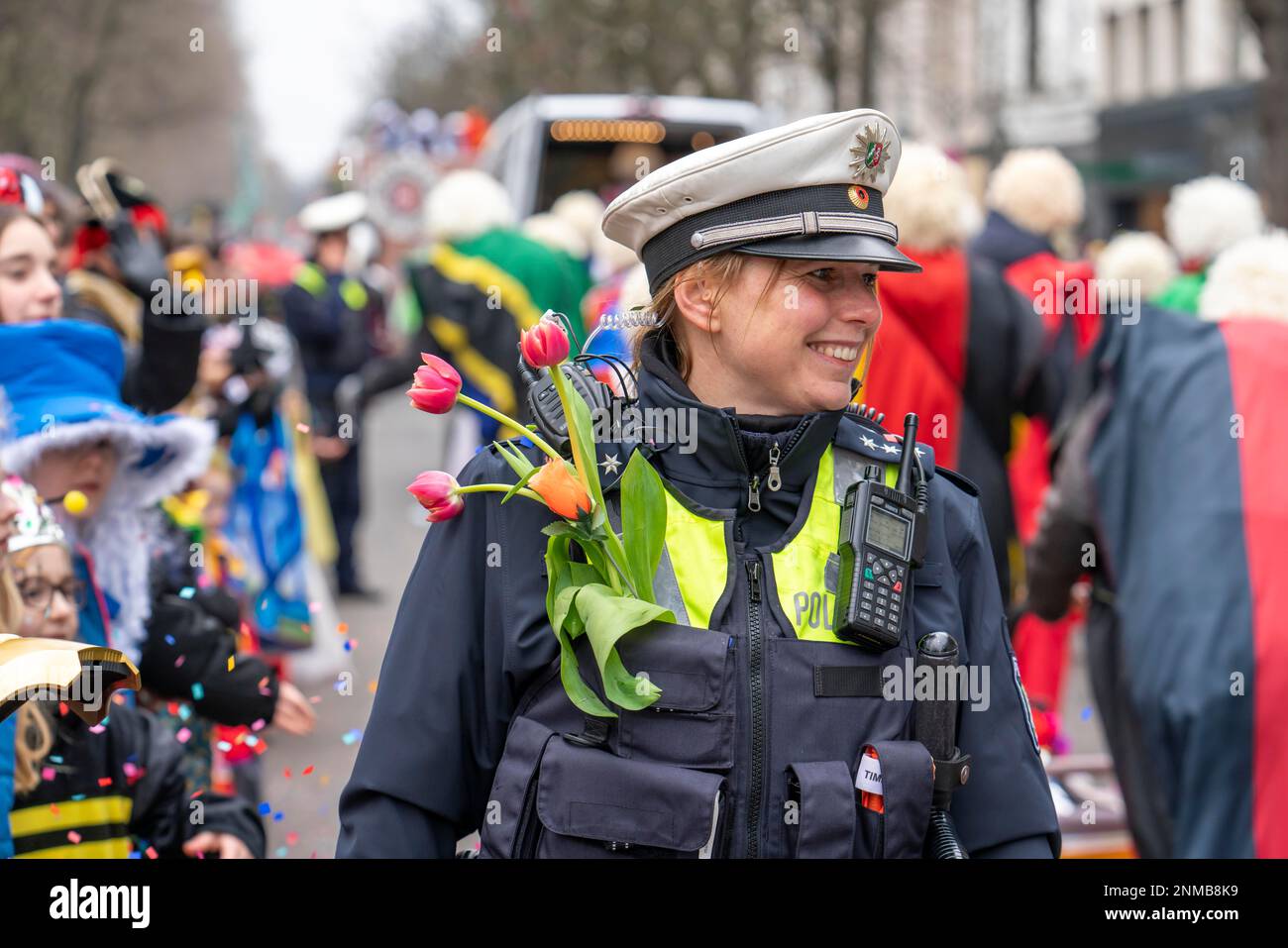 Rose Monday procession in Düsseldorf, police officers on duty at the ...