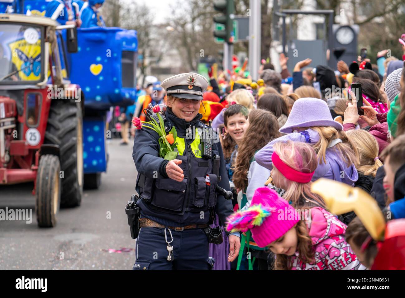 Rose Monday procession in Düsseldorf, police officers on duty at the ...