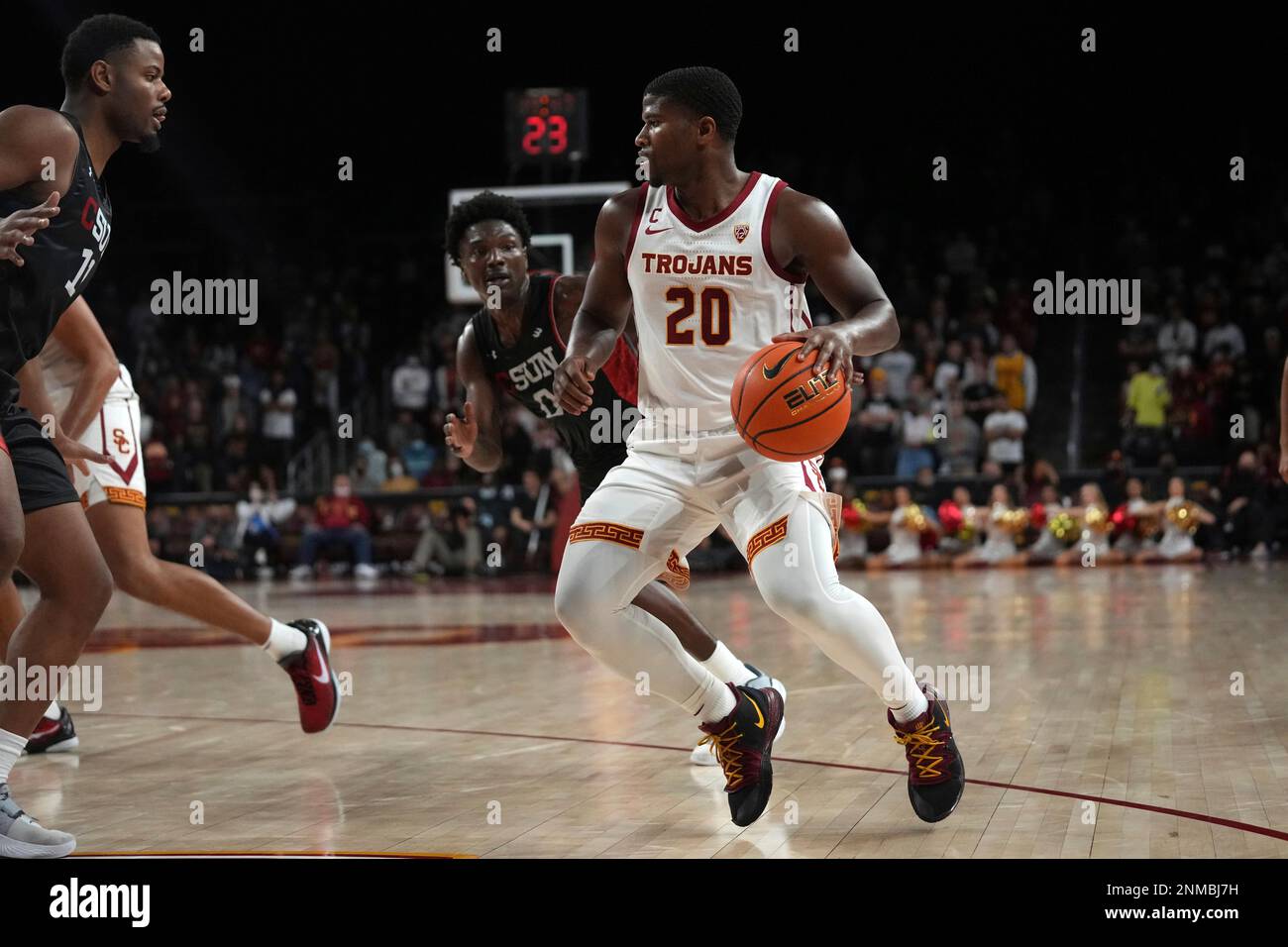 Southern California Trojans guard Ethan Anderson (20) dribbles the ball ...