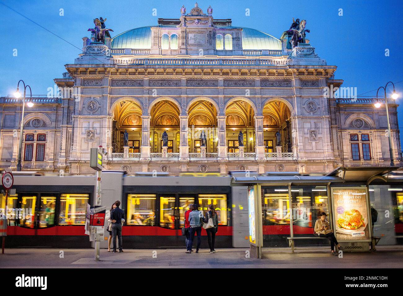 Tram and Staatsoper (Vienna State Opera), Ringstrasse, ring road ...