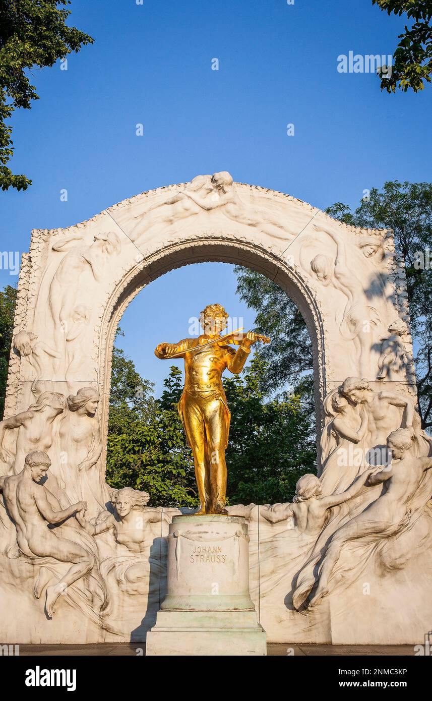 Violín clave hi-res stock photography and images - Alamy