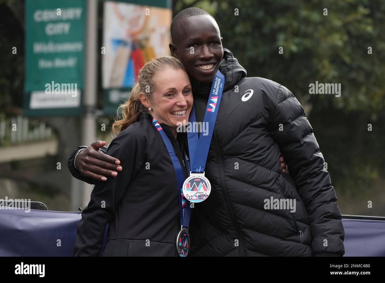 Natasha Cockram (GBR), left, and John Korir (KEN) pose after winning ...