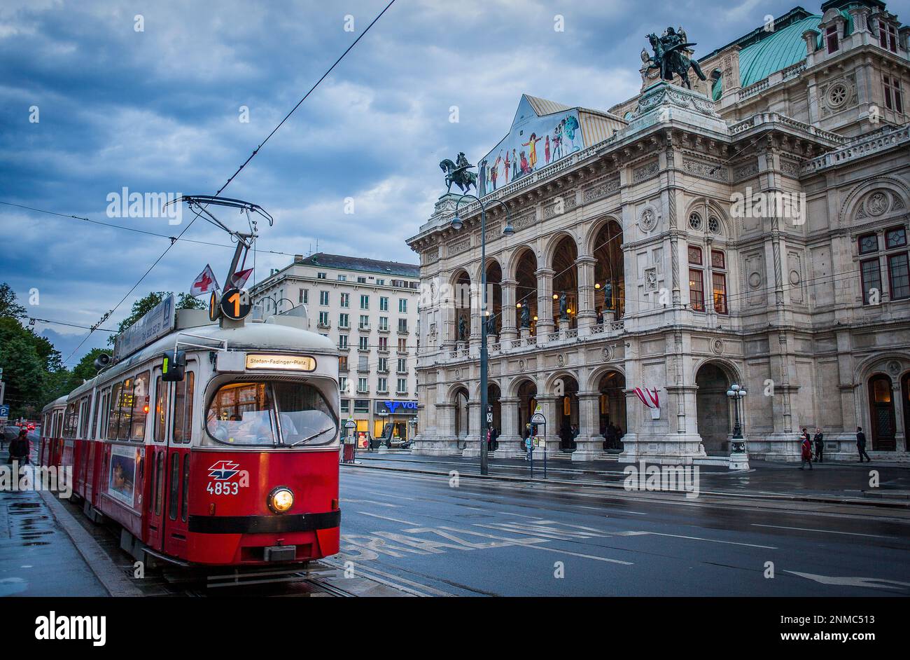 Tram and Staatsoper (Vienna State Opera), Ringstrasse, ring road ...