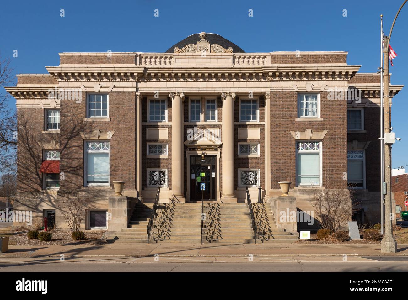 Reading cafe window street hi-res stock photography and images - Alamy