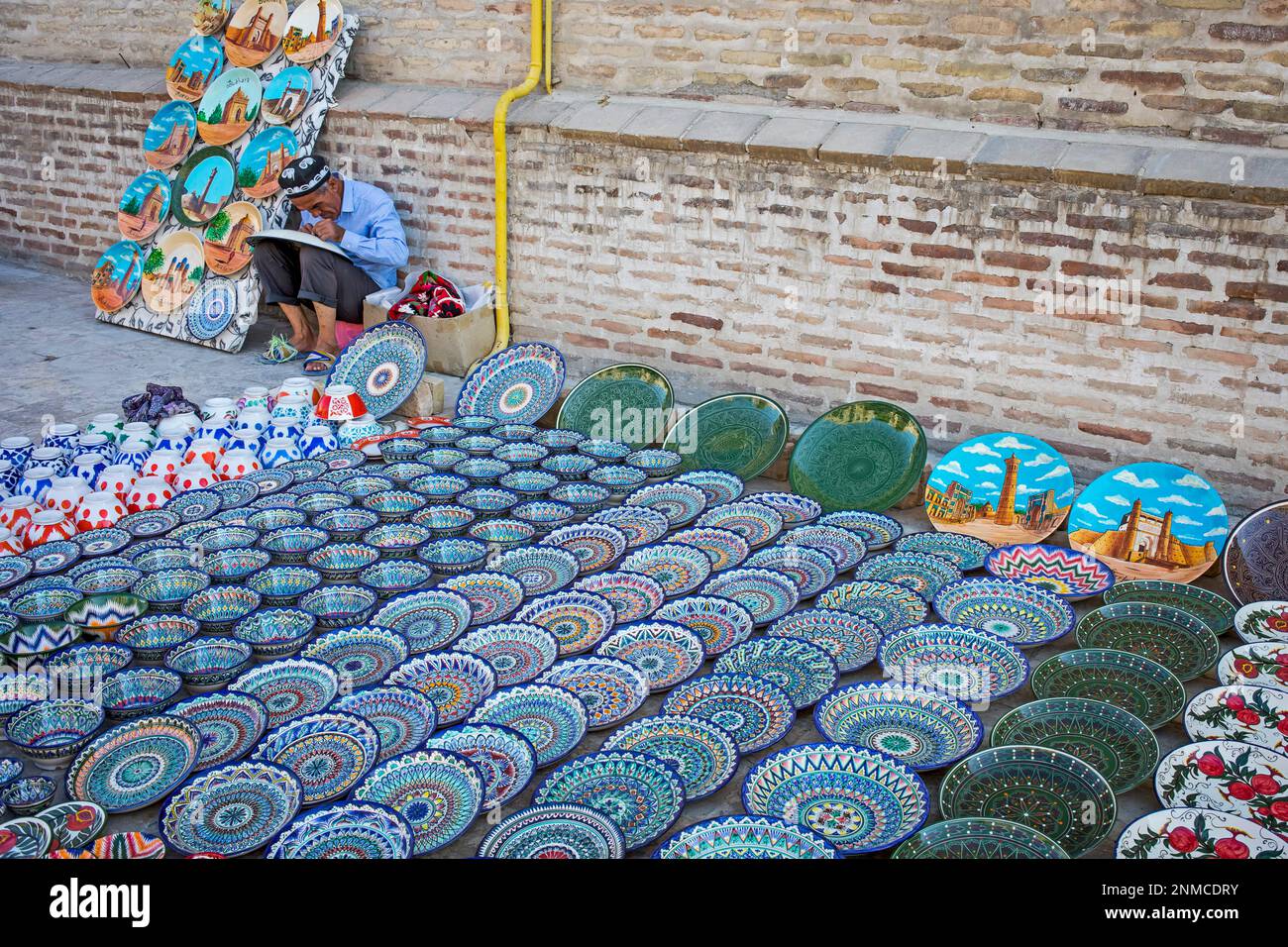 Craftsman selling traditional uzbek pottery, Bukhara, Uzbekistan Stock ...