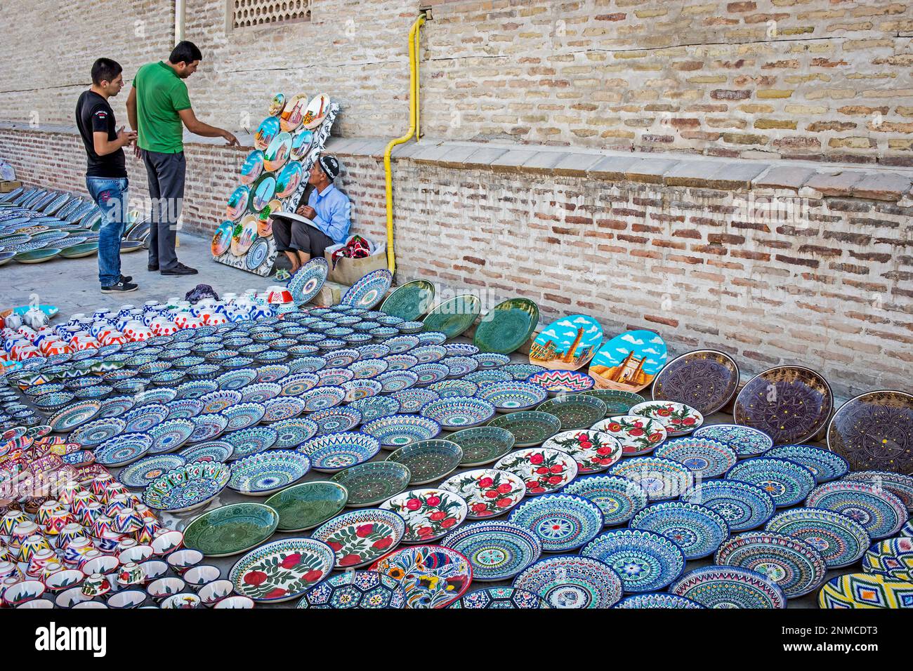 Craftsman selling traditional uzbek pottery, Bukhara, Uzbekistan Stock ...