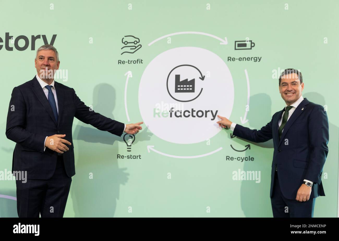 The CEO of Renault Group, José Vicente de los Mozos (left), and the ...