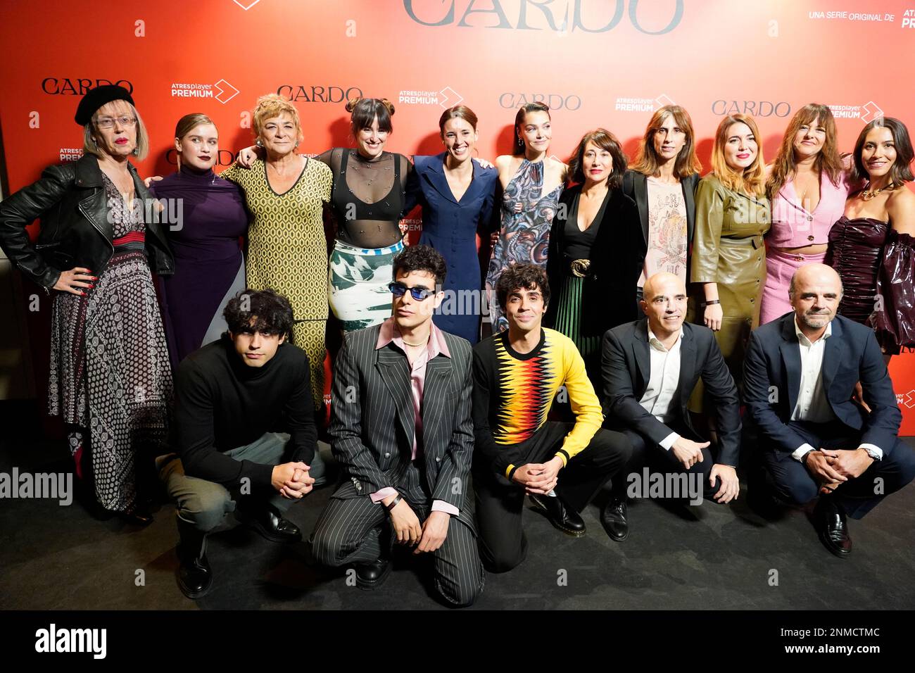 Irene Montero poses the team of the series, Juani Ruiz, Clara Sans ...