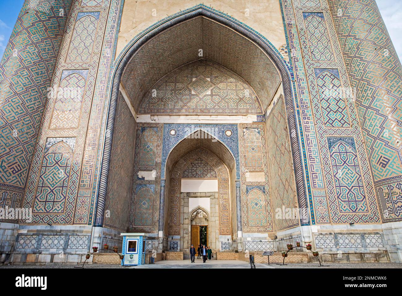 Main gate of Bibi-Khanym Mosque, Samarkand, Uzbekistan Stock Photo - Alamy