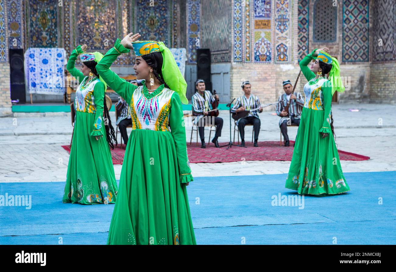 Traditional dance, folklore, in the courtyard of Sher Dor Medressa ...