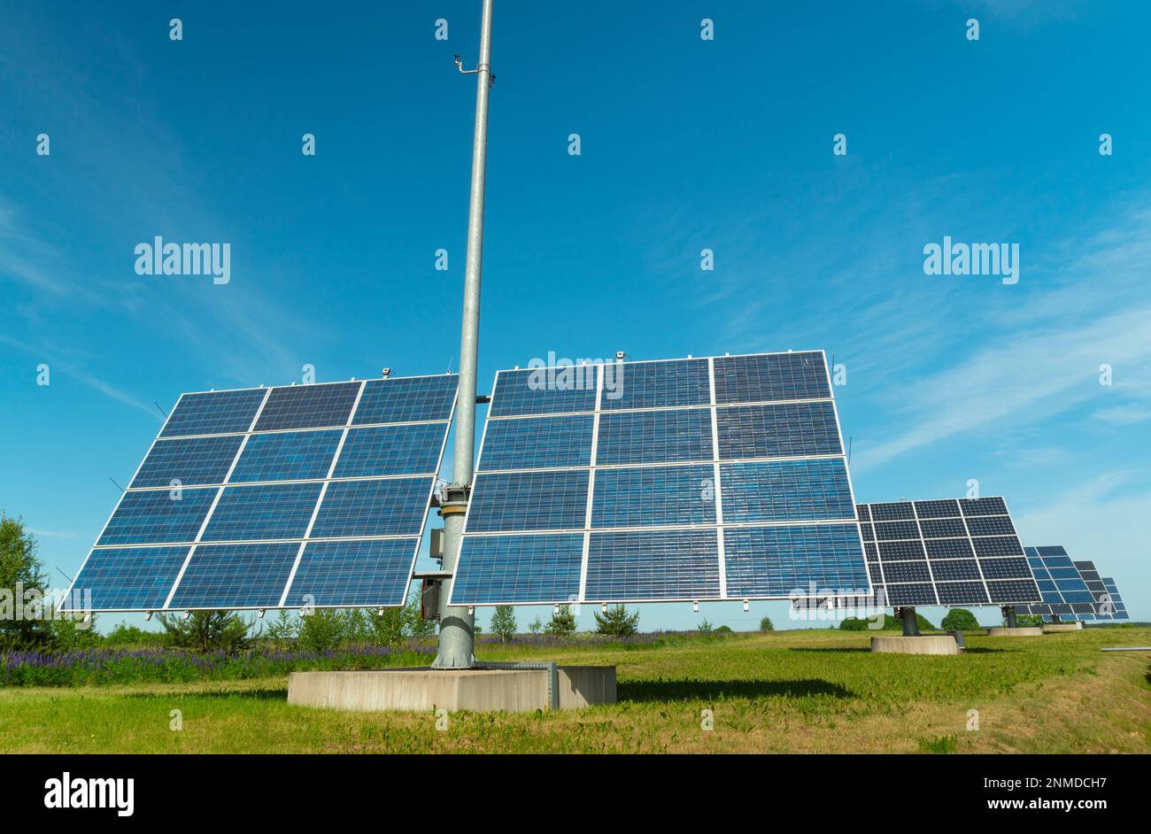 Solar panel farm that tracks the sun Stock Photo - Alamy