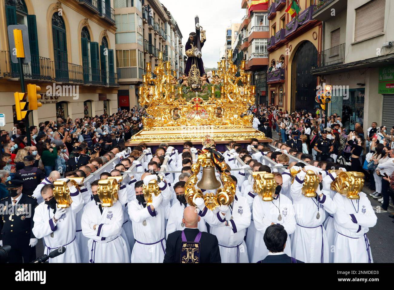 Hundreds of people contemplate the procession of Nuestro Padre Jesús ...