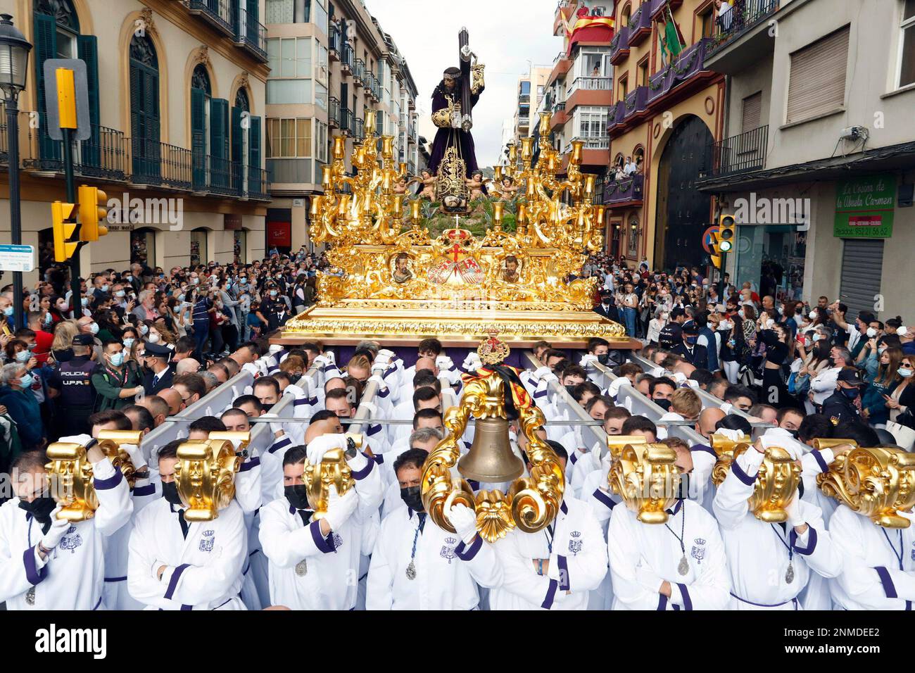 Hundreds of people contemplate the procession of Nuestro Padre Jesús ...
