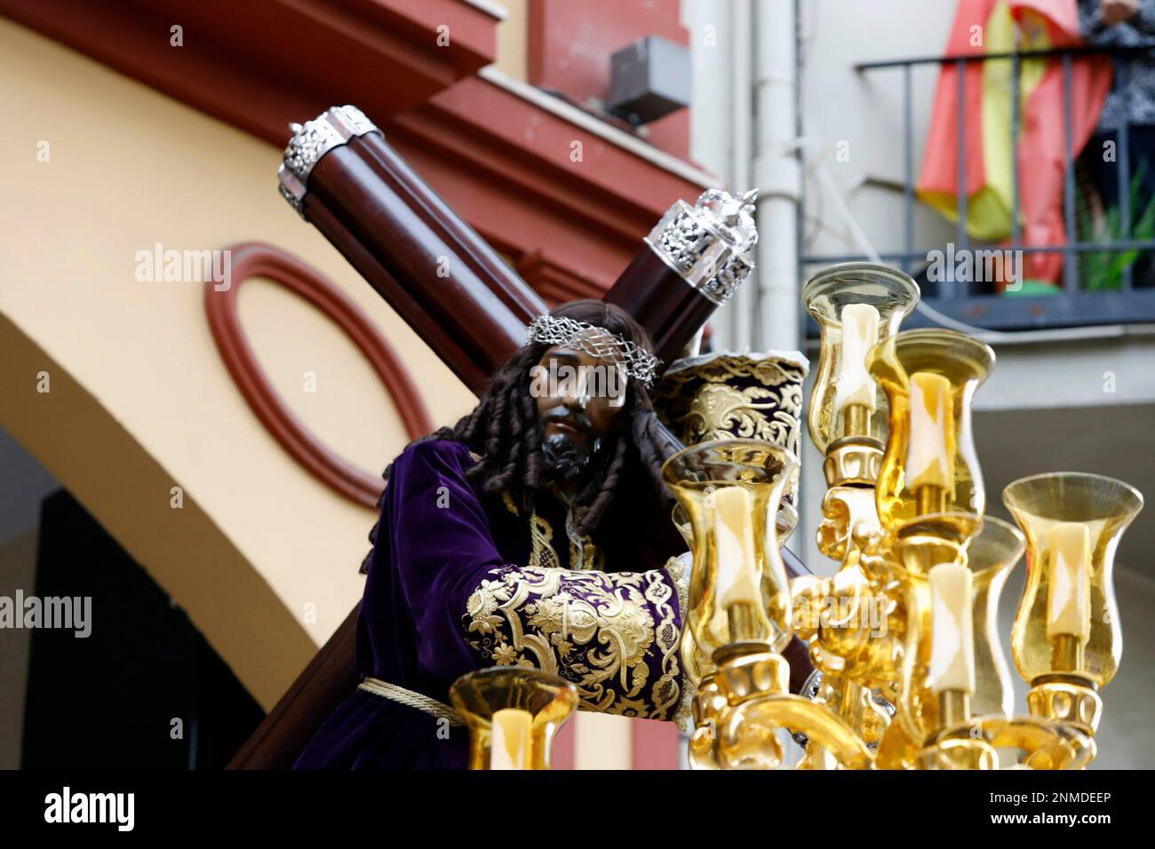 Hundreds of people contemplate the procession of Nuestro Padre Jesús ...