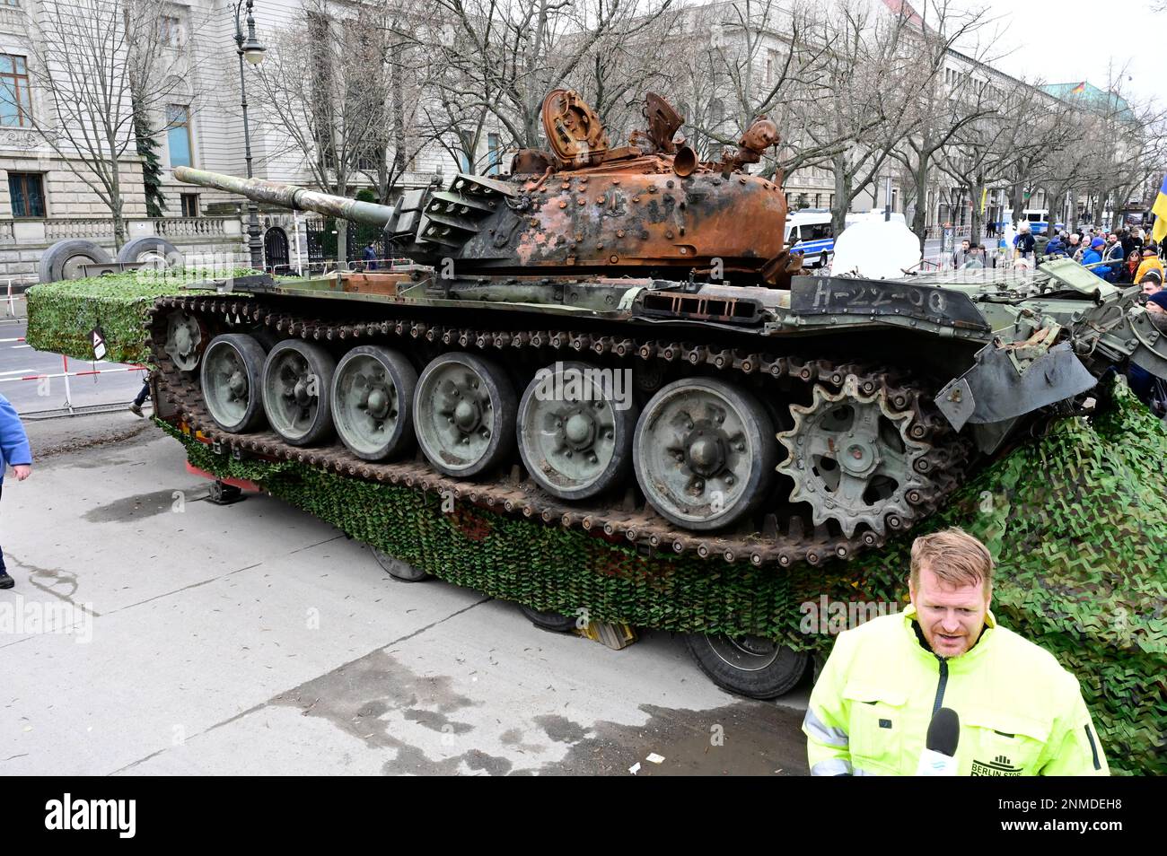Im Bild: Initiator Enno Lenz. Der von einer Panzerabwehrmine zerstörte ...