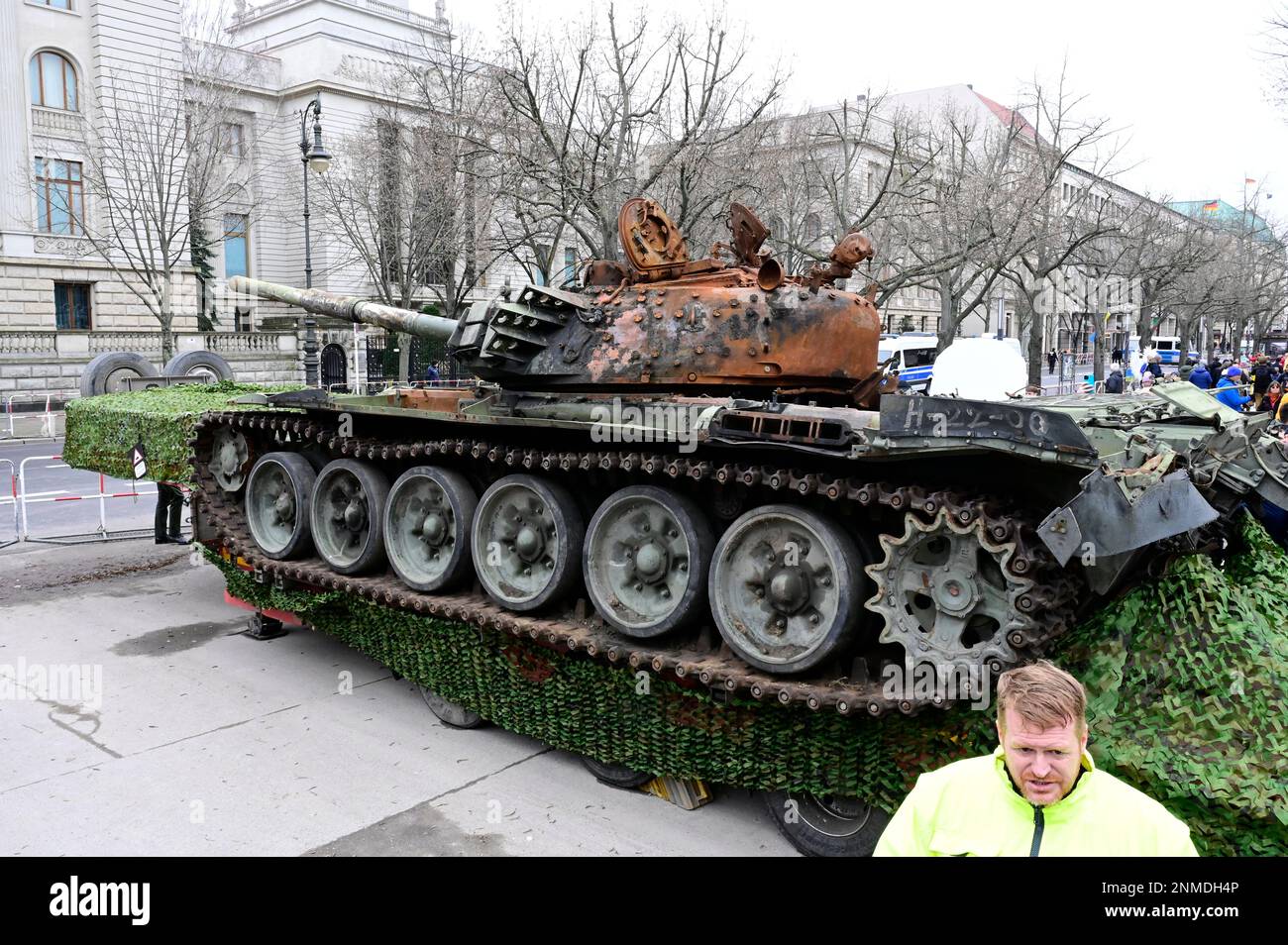 Im Bild: Initiator Enno Lenz. Der von einer Panzerabwehrmine zerstörte ...
