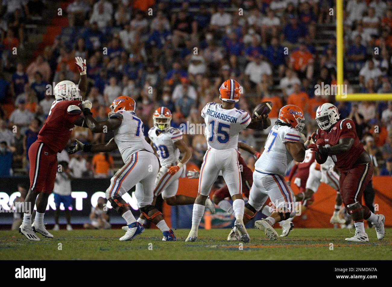 Florida quarterback Anthony Richardson (15) throws a pass between ...