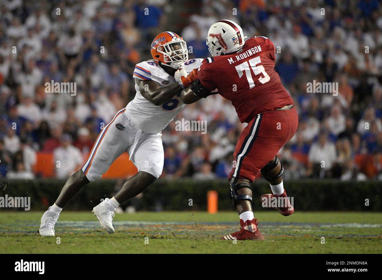 Florida defensive lineman Zachary Carter (6) works against Florida ...