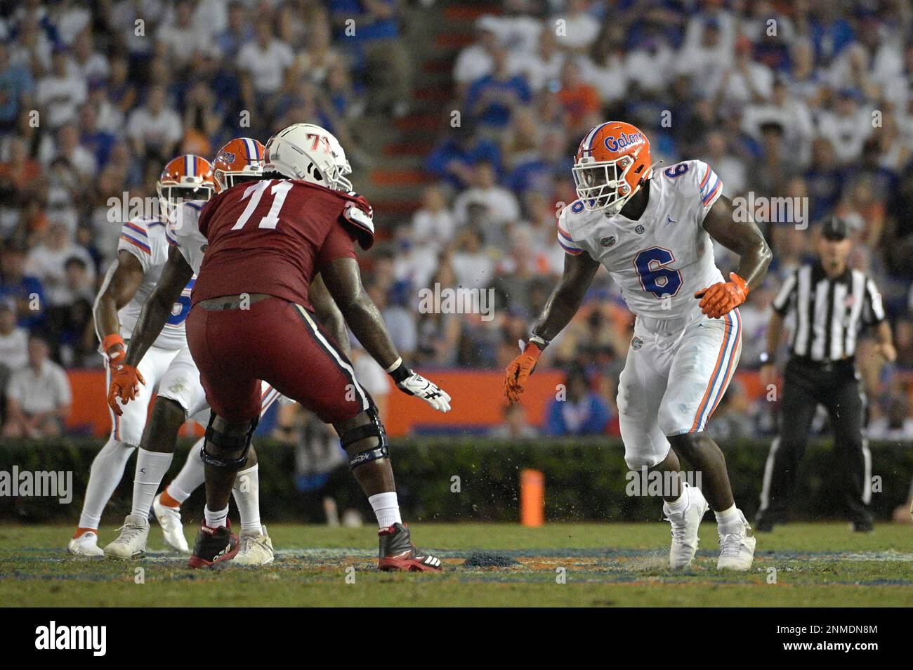 Florida defensive lineman Zachary Carter (6) works against Florida ...
