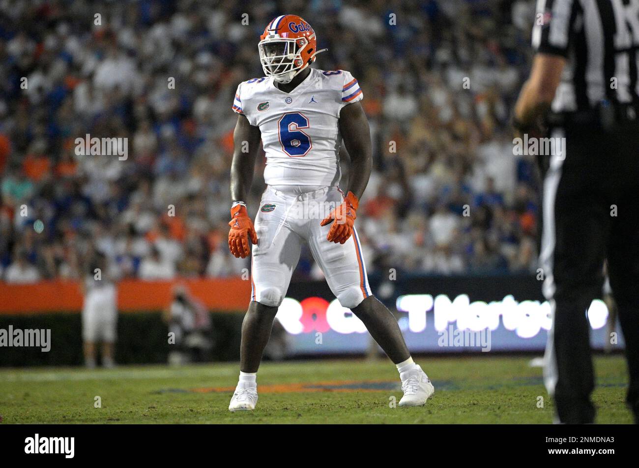 Florida defensive lineman Zachary Carter (6) sets up for a play during ...