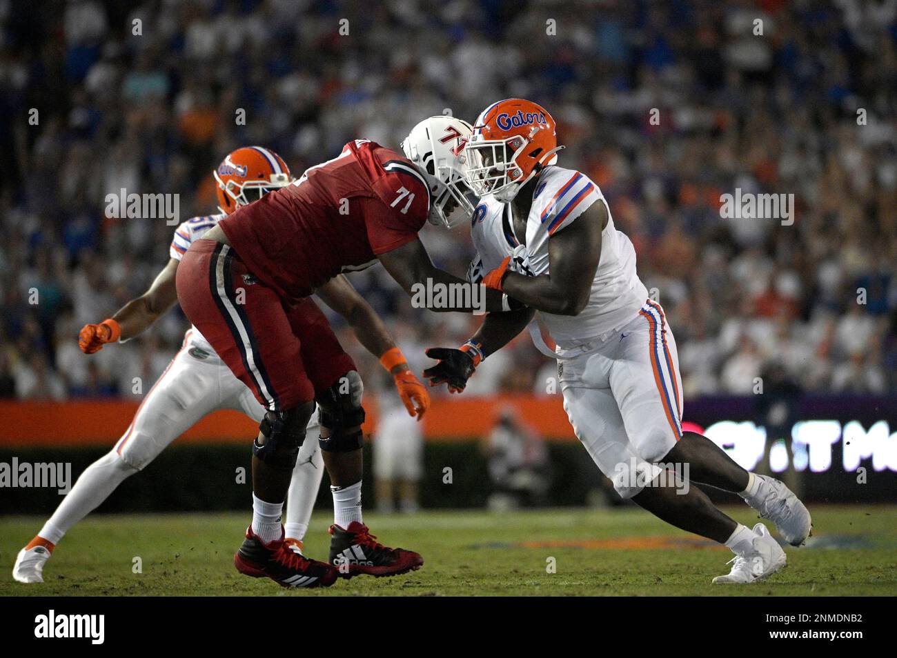 Florida defensive lineman Zachary Carter (6), right, works against ...