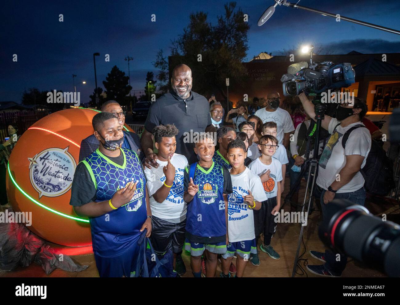 Shaquille O'Neal poses with youth basketball players during the ...