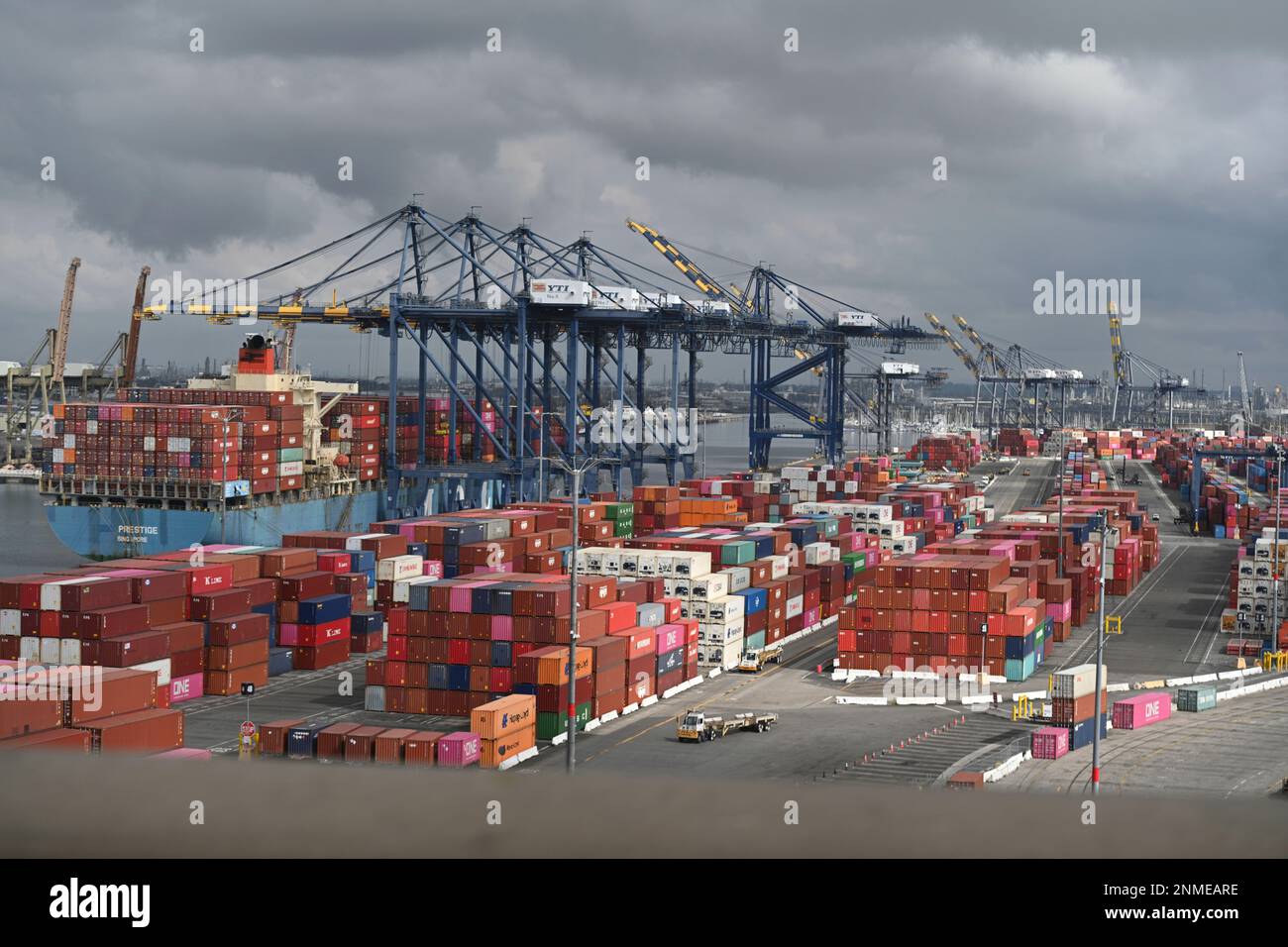 Photo by: NDZ/STAR MAX/IPx 2021 10/23/21 Shipping containers at the ...