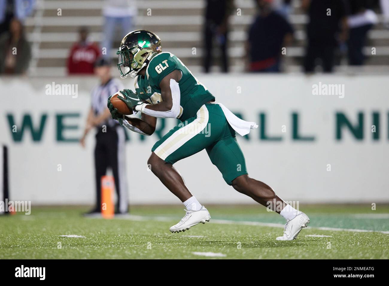 Charlotte 49ers running back Shadrick Byrd (13) returns the opening ...