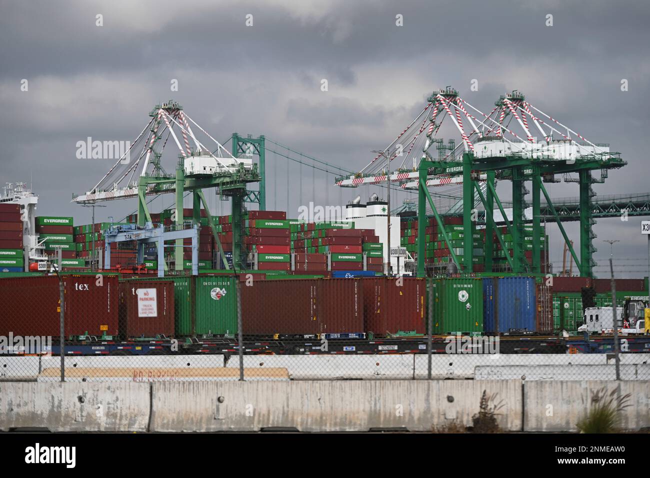 Photo by: NDZ/STAR MAX/IPx 2021 10/23/21 Shipping containers at the ...