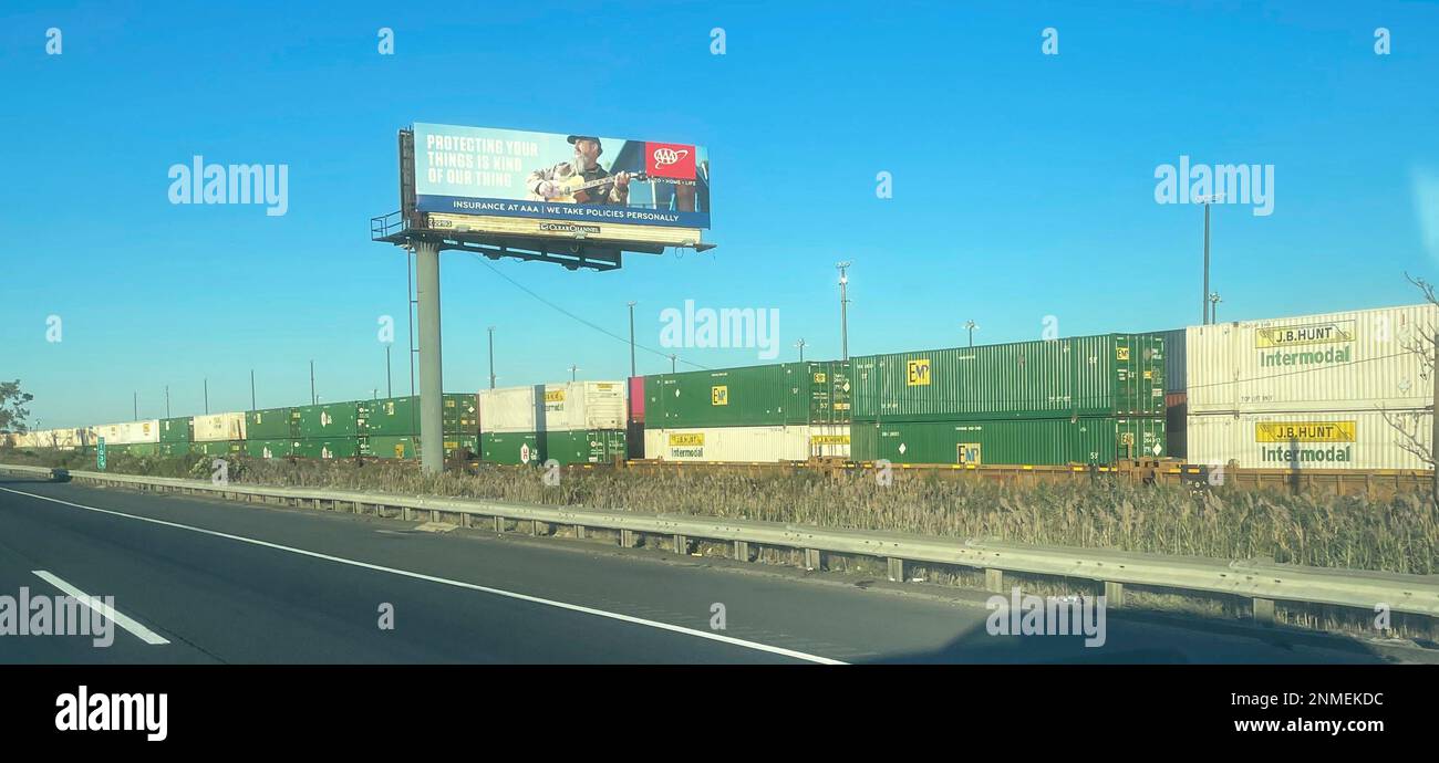 Photo by: STRF/STAR MAX/IPx 2021 10/19/21 Shipping containers are ...