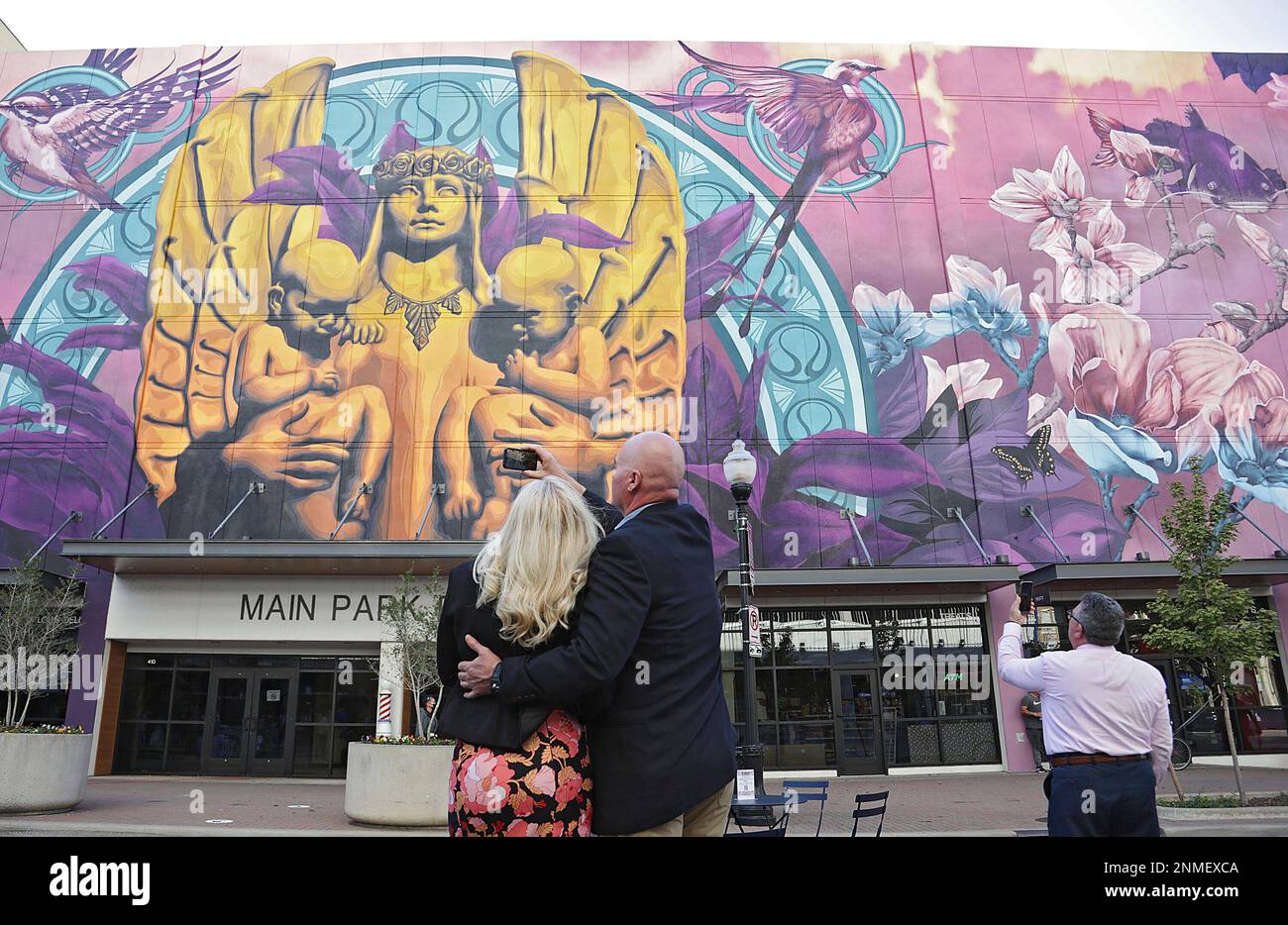 Tracy Rogers and Matney Ellis use their phones to experience "The ...