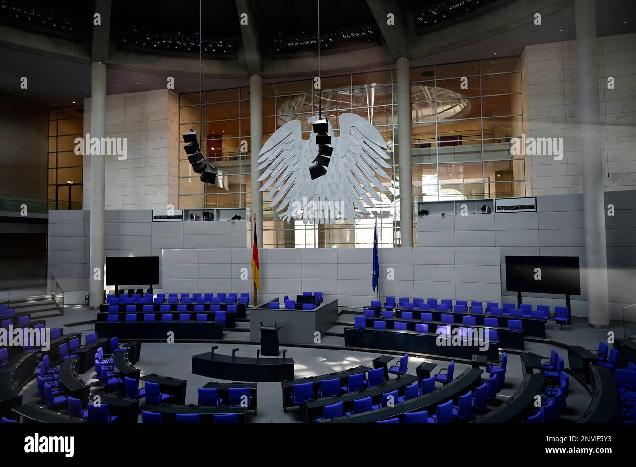 Sitzungssaal des Deutschen Bundestages im Reichstagsgebäude.Das ...