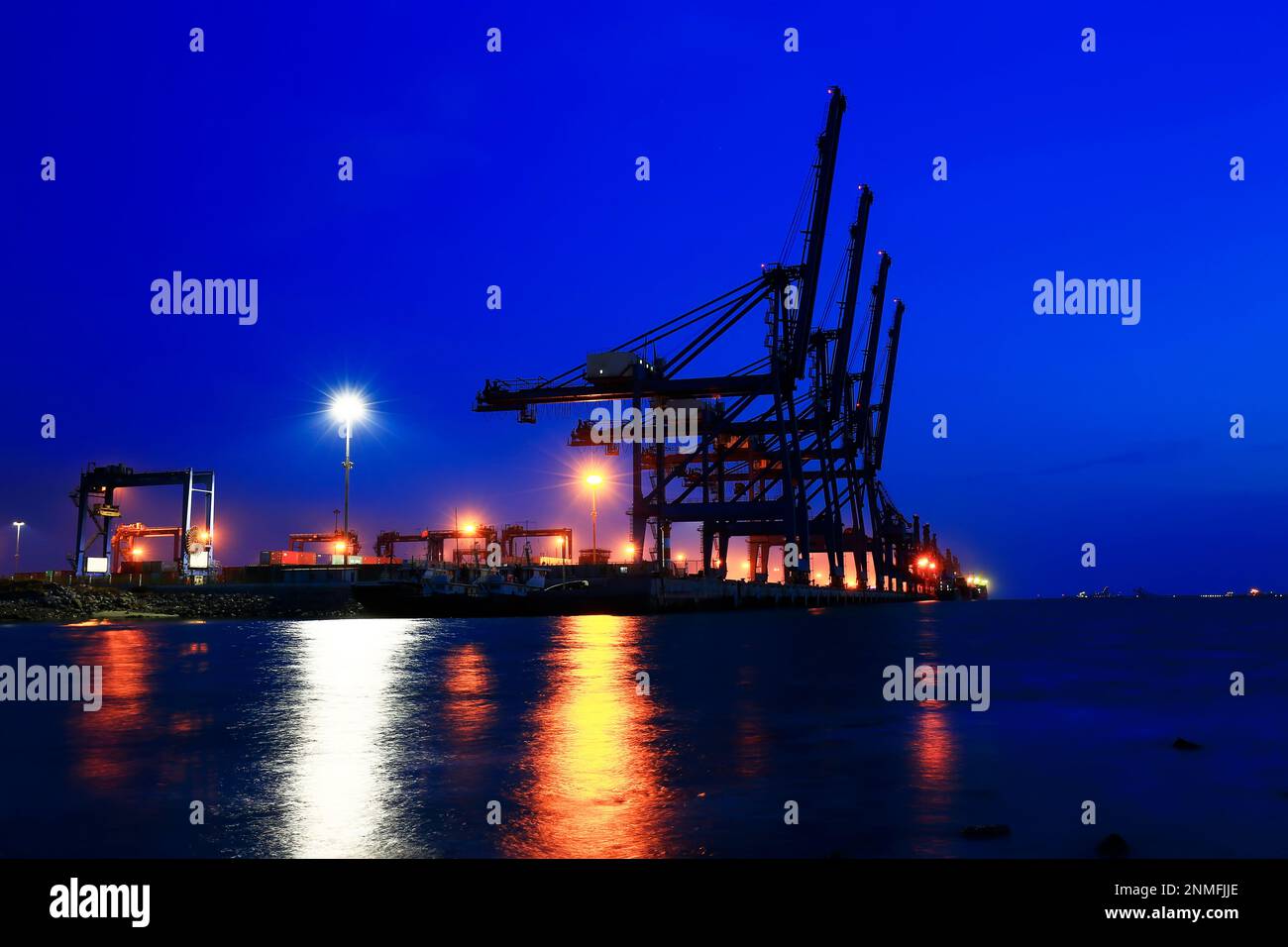 Port crane unloading container ships Stock Photo - Alamy