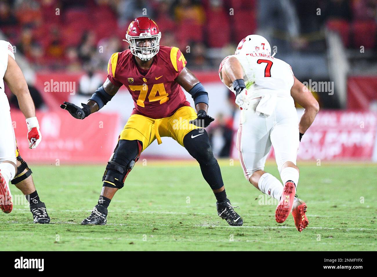 LOS ANGELES, CA - OCTOBER 09: USC Trojans offensive lineman Courtland ...