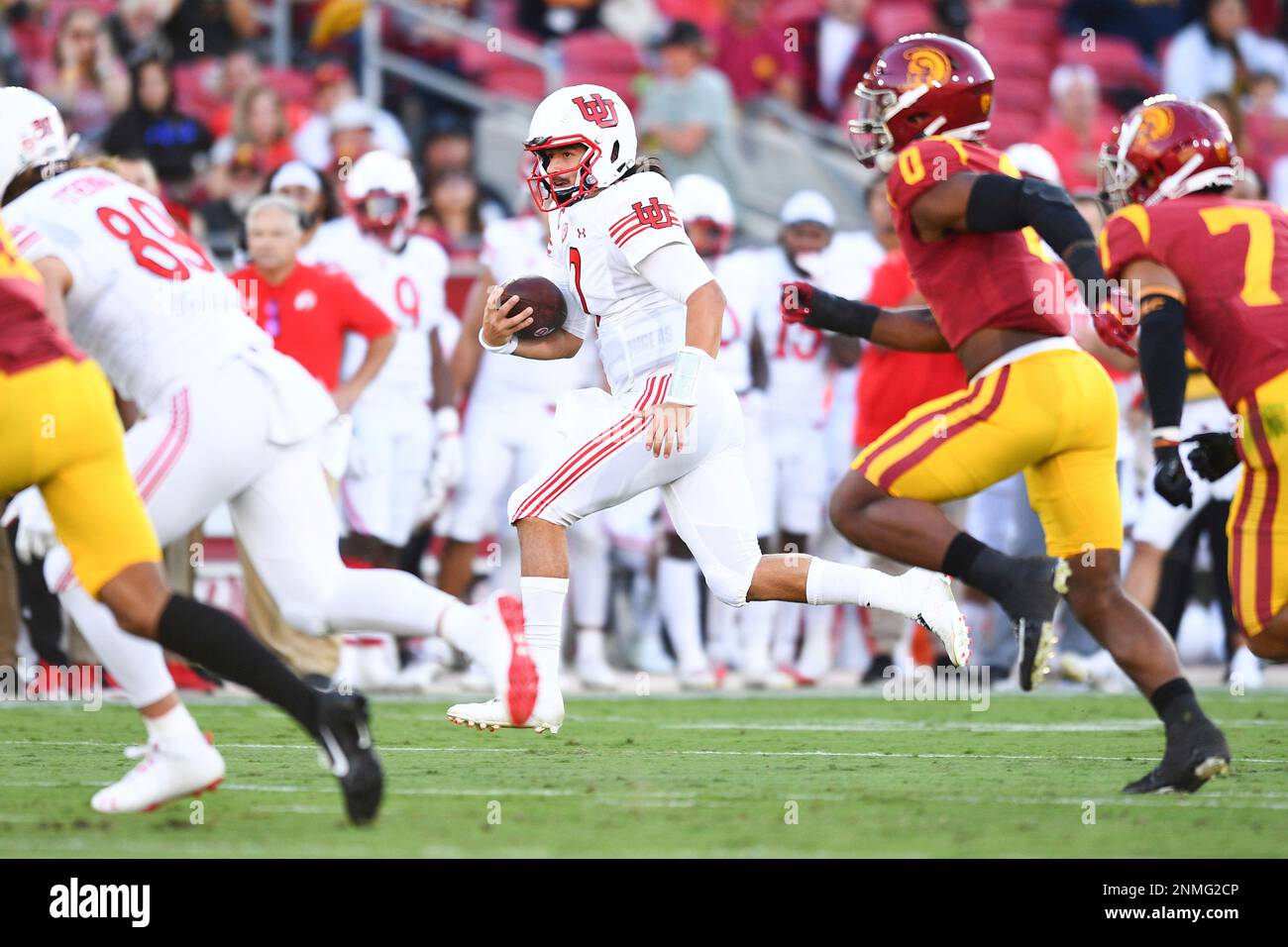 LOS ANGELES, CA - OCTOBER 09: Utah Utes quarterback Cameron Rising (7 ...