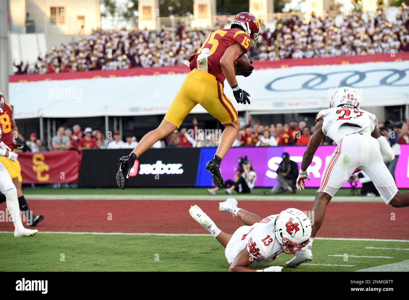 LOS ANGELES, CA - OCTOBER 09: USC wide receiver Drake London (15) leaps ...