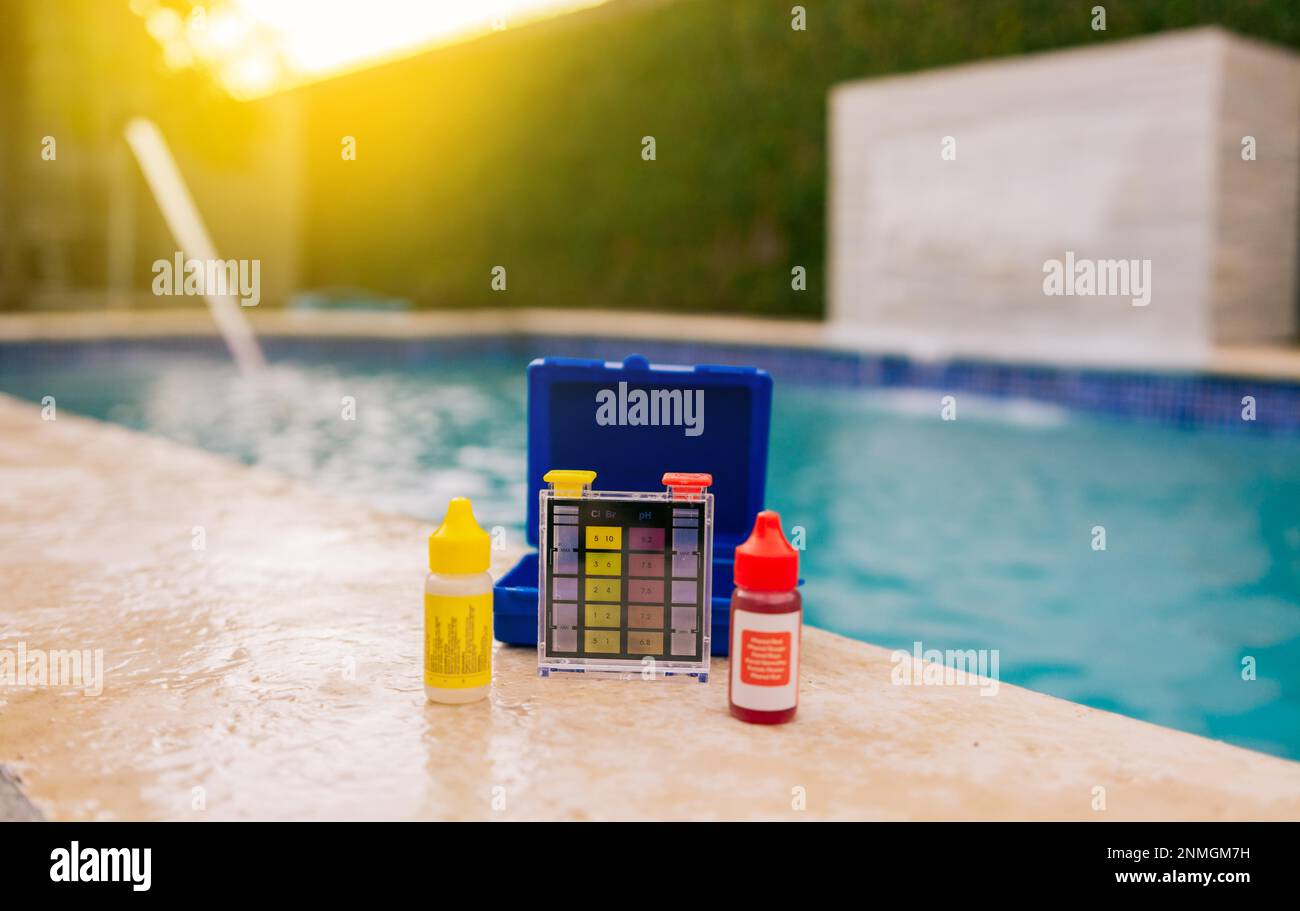 Mini tester for pool maintenance. Water test kit for swimming pools ...