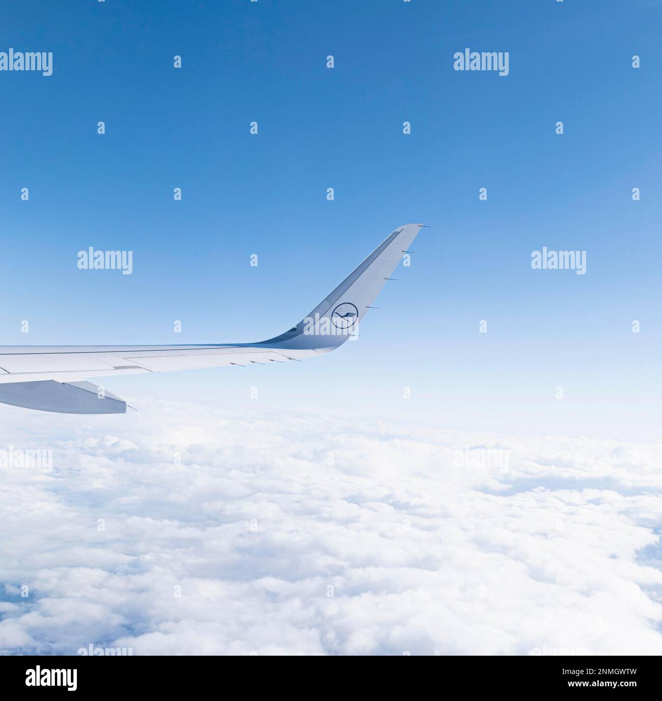 View of the wing of a Lufthansa aircraft over a sea of clouds Stock ...