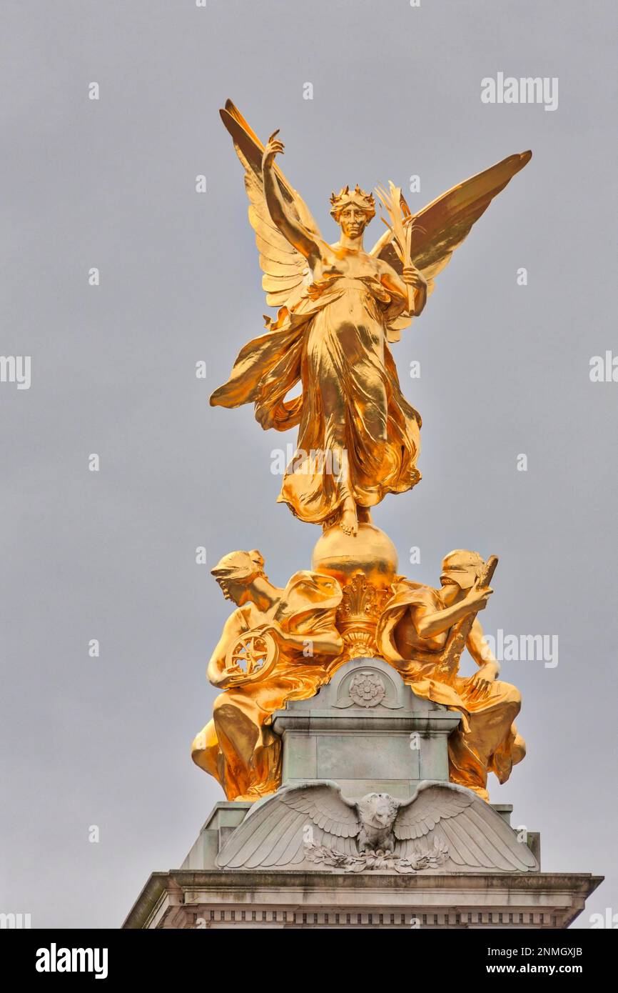 Angel of Victory, golden statue on top Victoria Memorial in front of ...