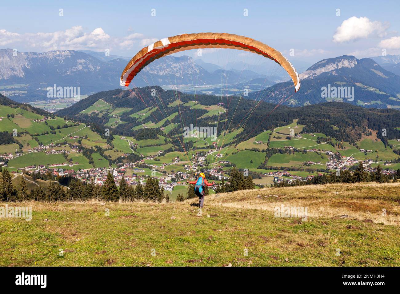 Paraglider, take-off, Alpbachtal, Wildschoenau, Kitzbuehel Alps ...