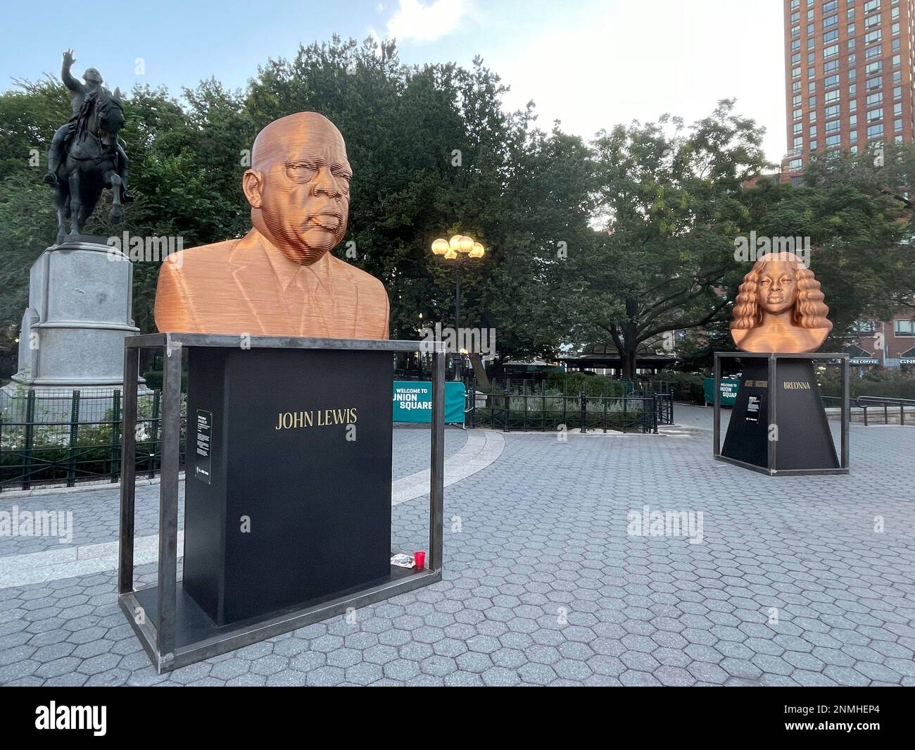 Photo by: zz/STRF/STAR MAX/IPx 2021 10/2/21 A trio of statues depicting ...