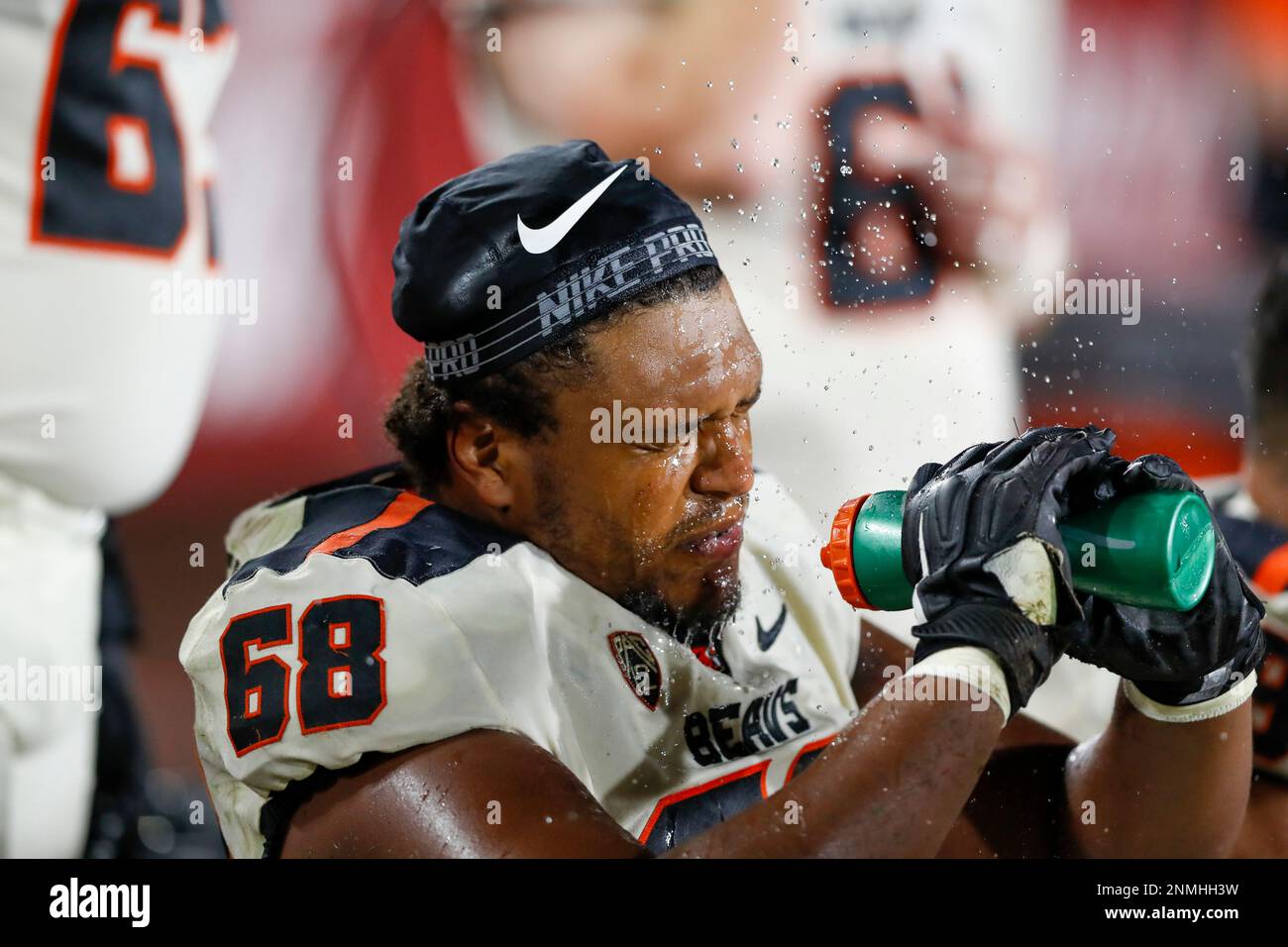LOS ANGELES, CA - SEPTEMBER 25: Oregon State Beavers offensive lineman ...