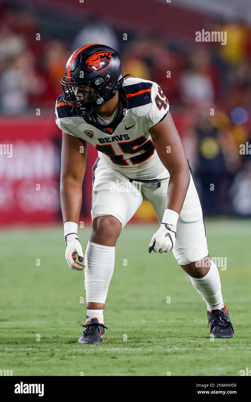 LOS ANGELES, CA - SEPTEMBER 25: Oregon State Beavers linebacker Semisi ...