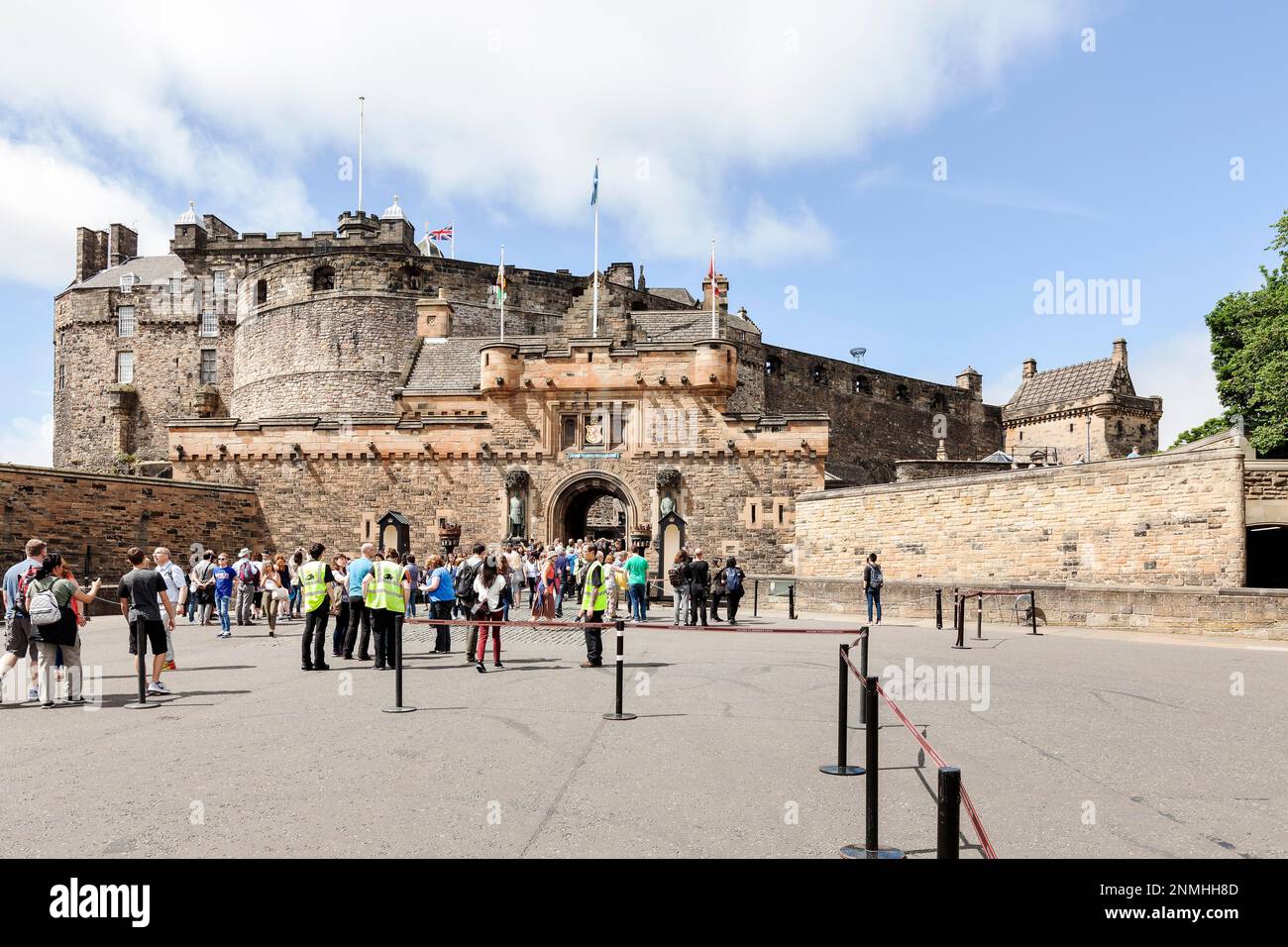 Edinburgh castle people hi-res stock photography and images - Alamy