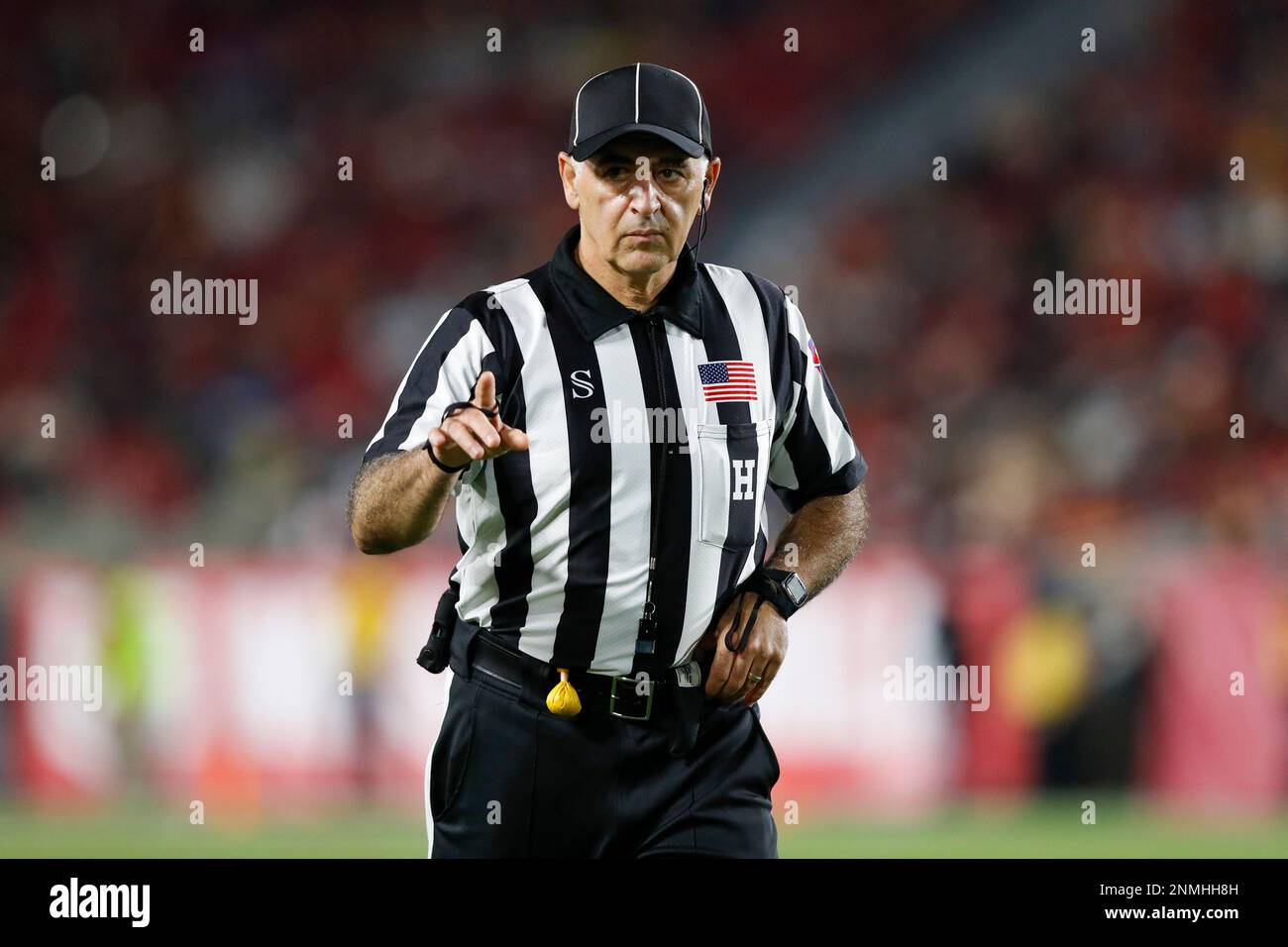 LOS ANGELES, CA - SEPTEMBER 25: Game official head linesman Rod Ammari ...