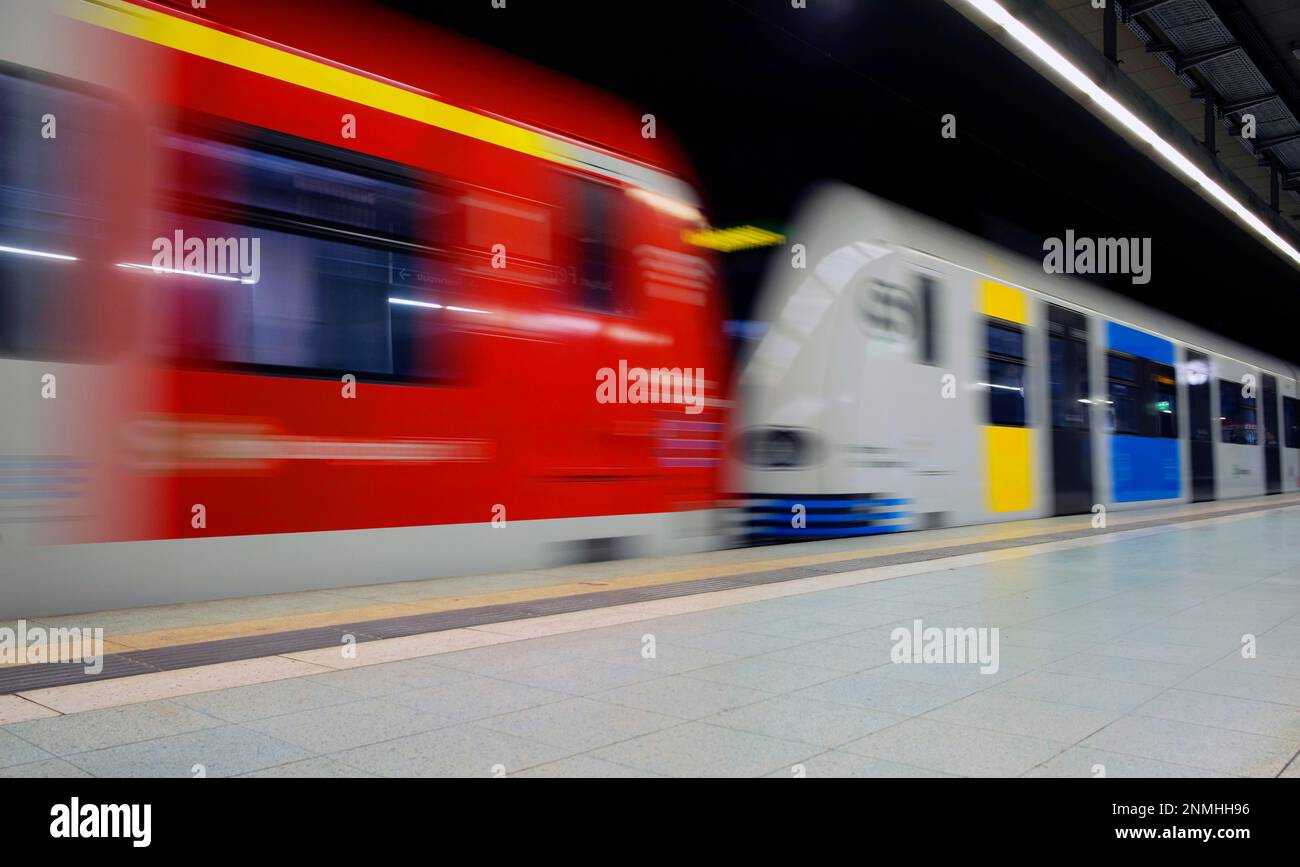 Arriving S-Bahn, old class 420 in traffic red in combination with new ...