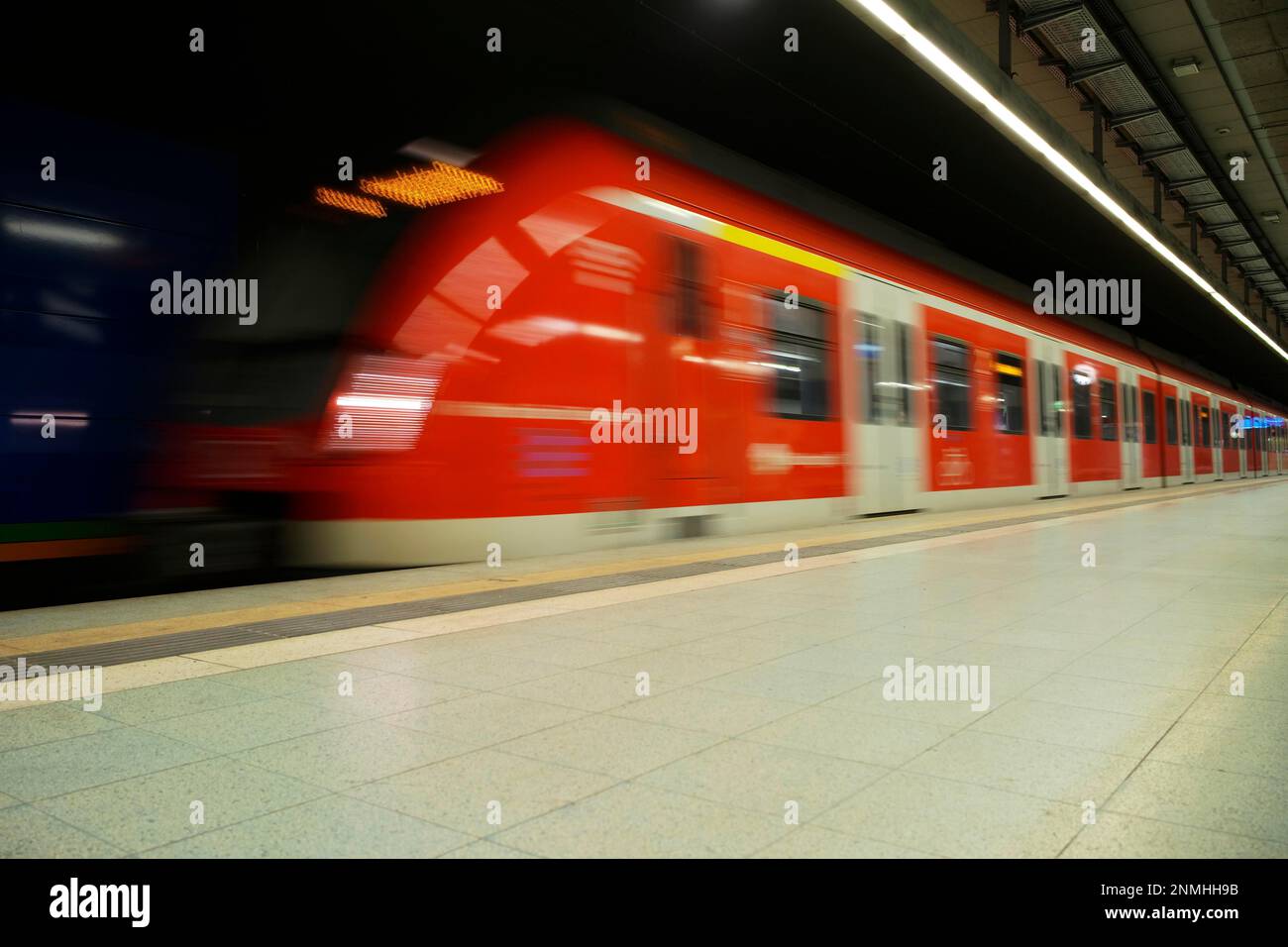Class 420 in traffic red hi-res stock photography and images - Alamy