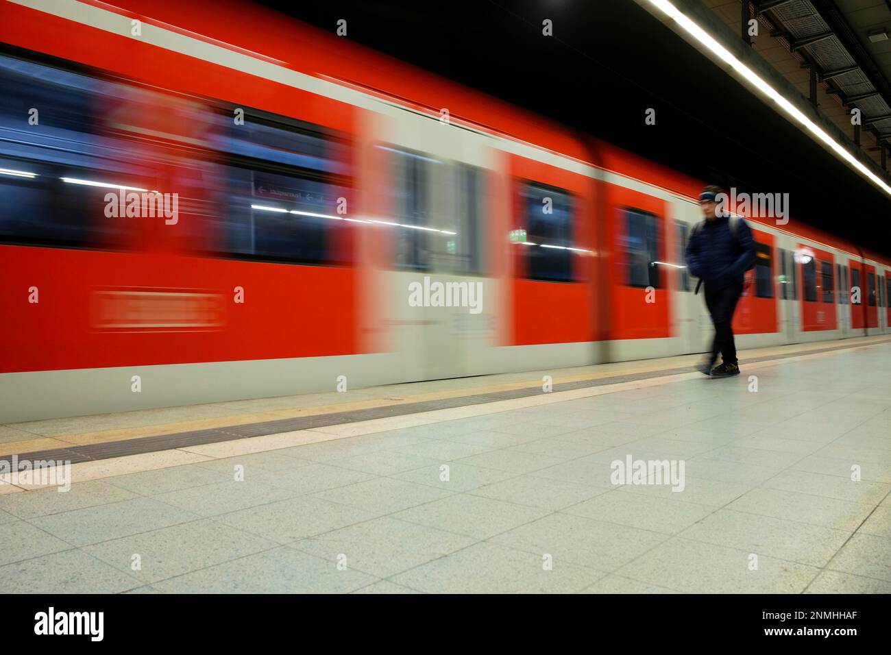 Arriving S-Bahn, class 420 in traffic red, Feuersee station, passengers ...