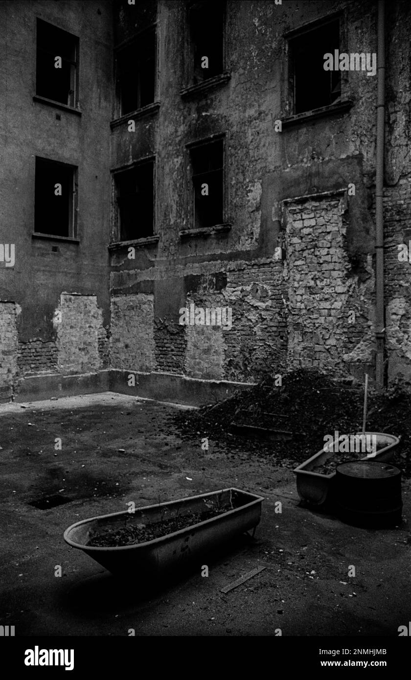 Windows 28 Black and White Stock Photos & Images - Alamy